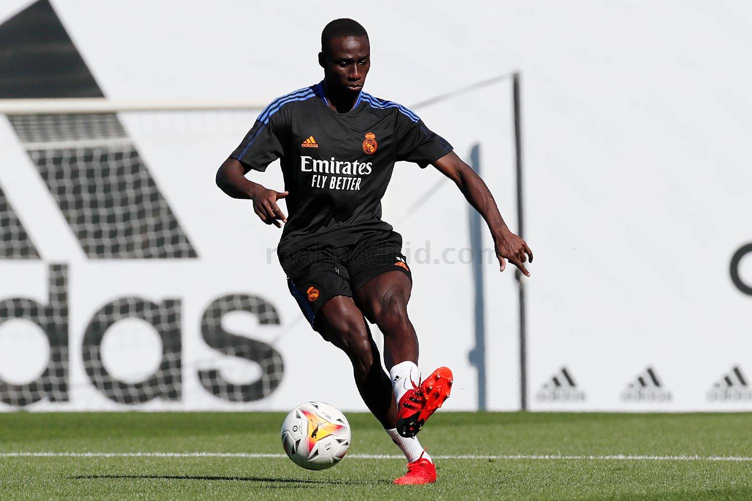 Efectos del entrenamiento de fuerza sobre el rendimiento en esprint y ...